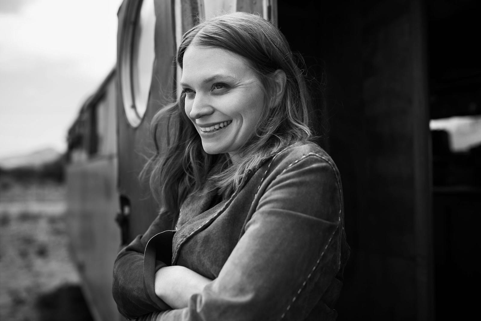 Amber Cross Brings The Full Picture On 'Savage On the Downhill ...