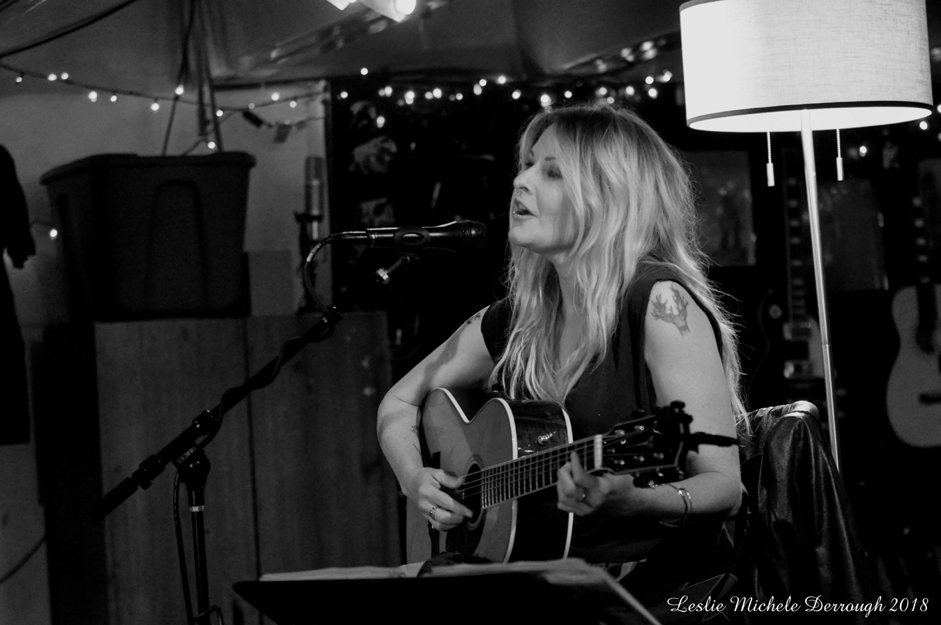 Elizabeth Cook Tells Stories, Sings Songs, Cracks Jokes at Baton Rouge ...